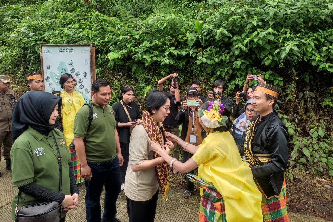 VISITASI MENPAREKRAF RI DI DESA WISATA MATTABULU SOPPENG | Dinas ...